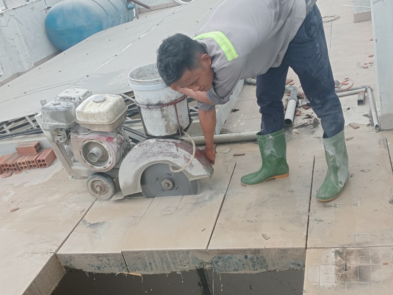 Cắt rãnh ramp dốc tầng hầm TpHCM - Khoan Cắt Bê Tông Phương Đông